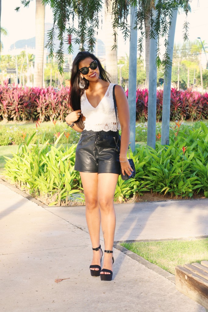 Look short de couro e cropped | EVELYN REGLY - É do BABADO